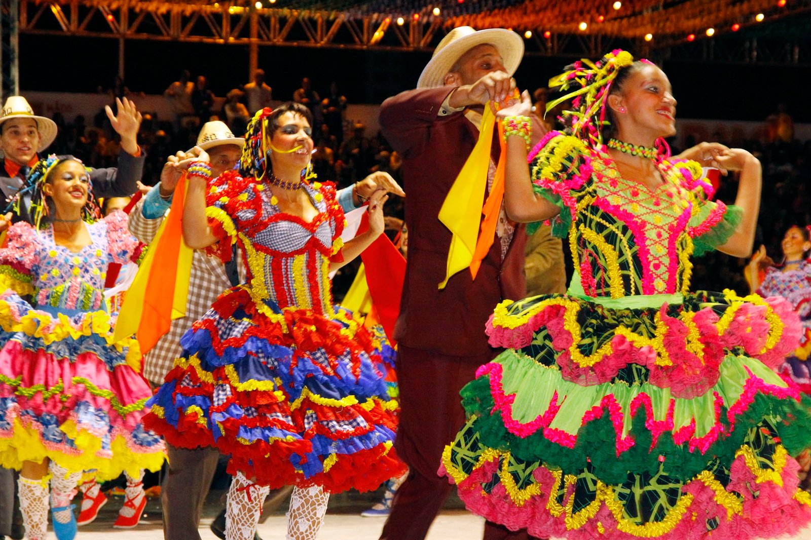 Saiba de onde vem a quadrilha, dança típica das festas juninas Brasil ...